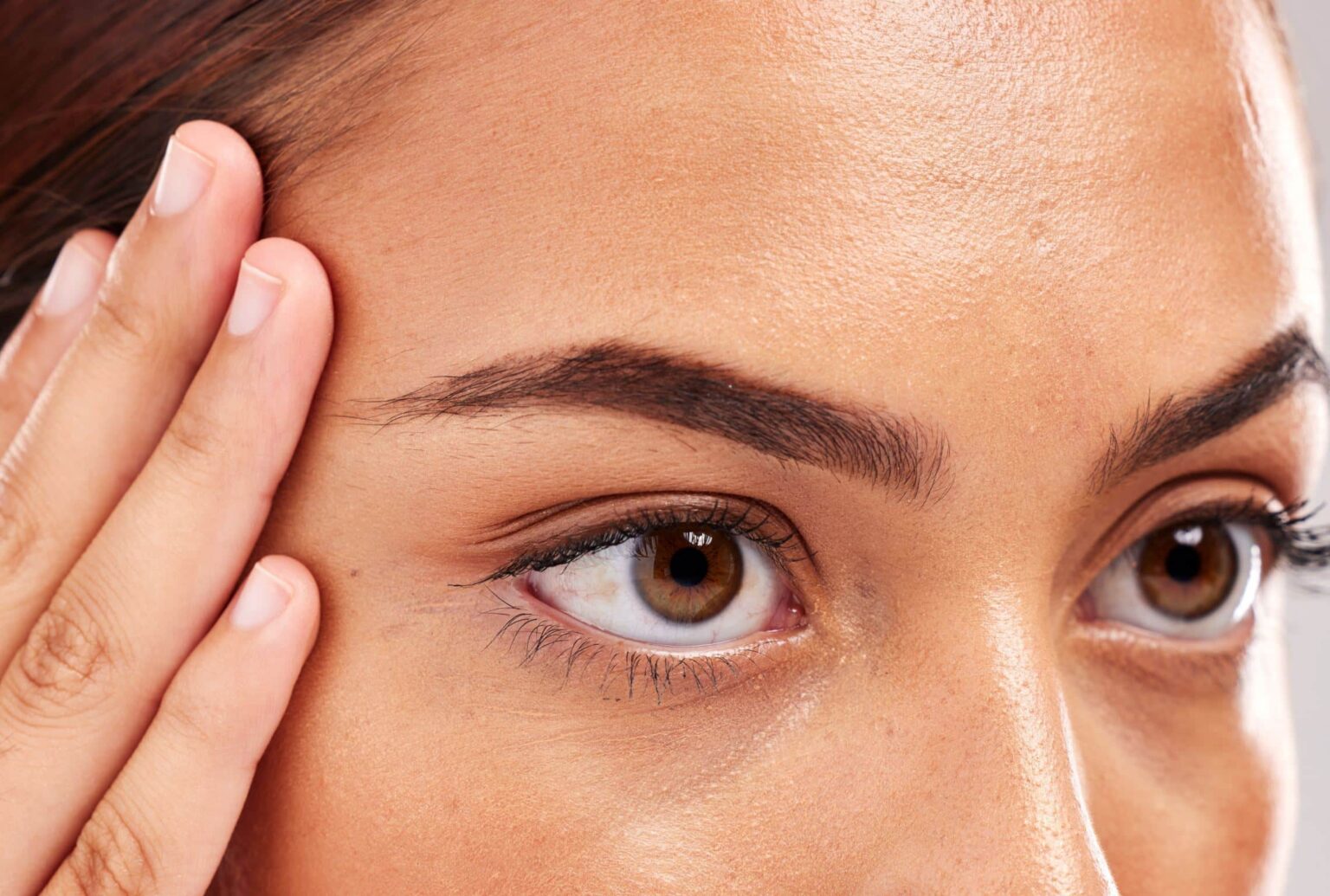 How to Remove Stitches After Blepharoplasty