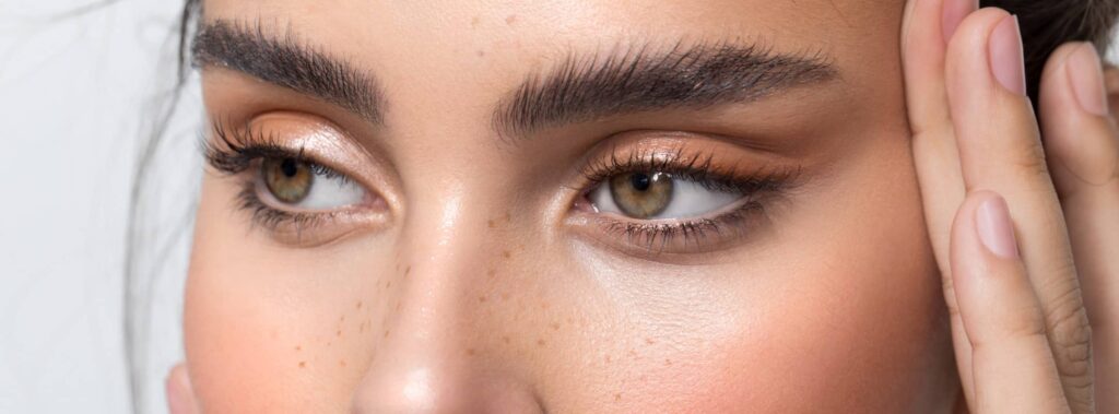 Le lifting sourcils pour vous faire paraître plus confiante